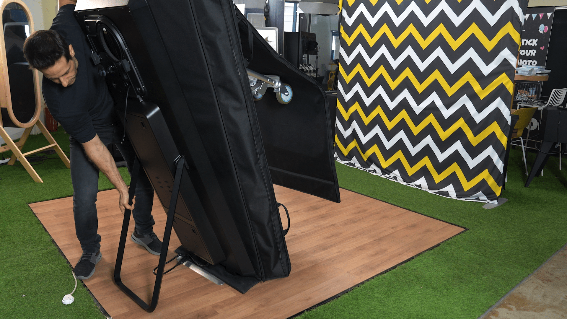 Razor Mirror Booth: Fast Setup and Tear Down